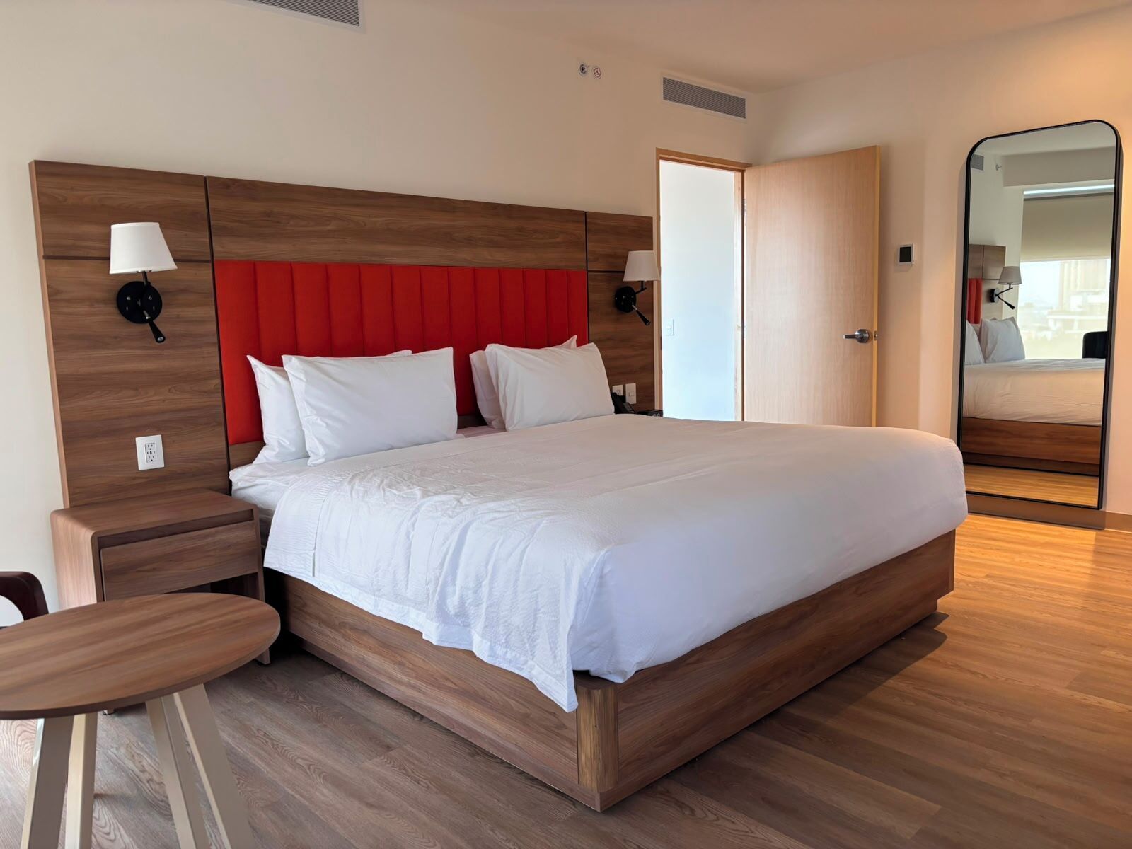 Suíte, 1 quarto, vista para a cidade, no canto | Frigobar, cofres nos quartos, escrivaninha