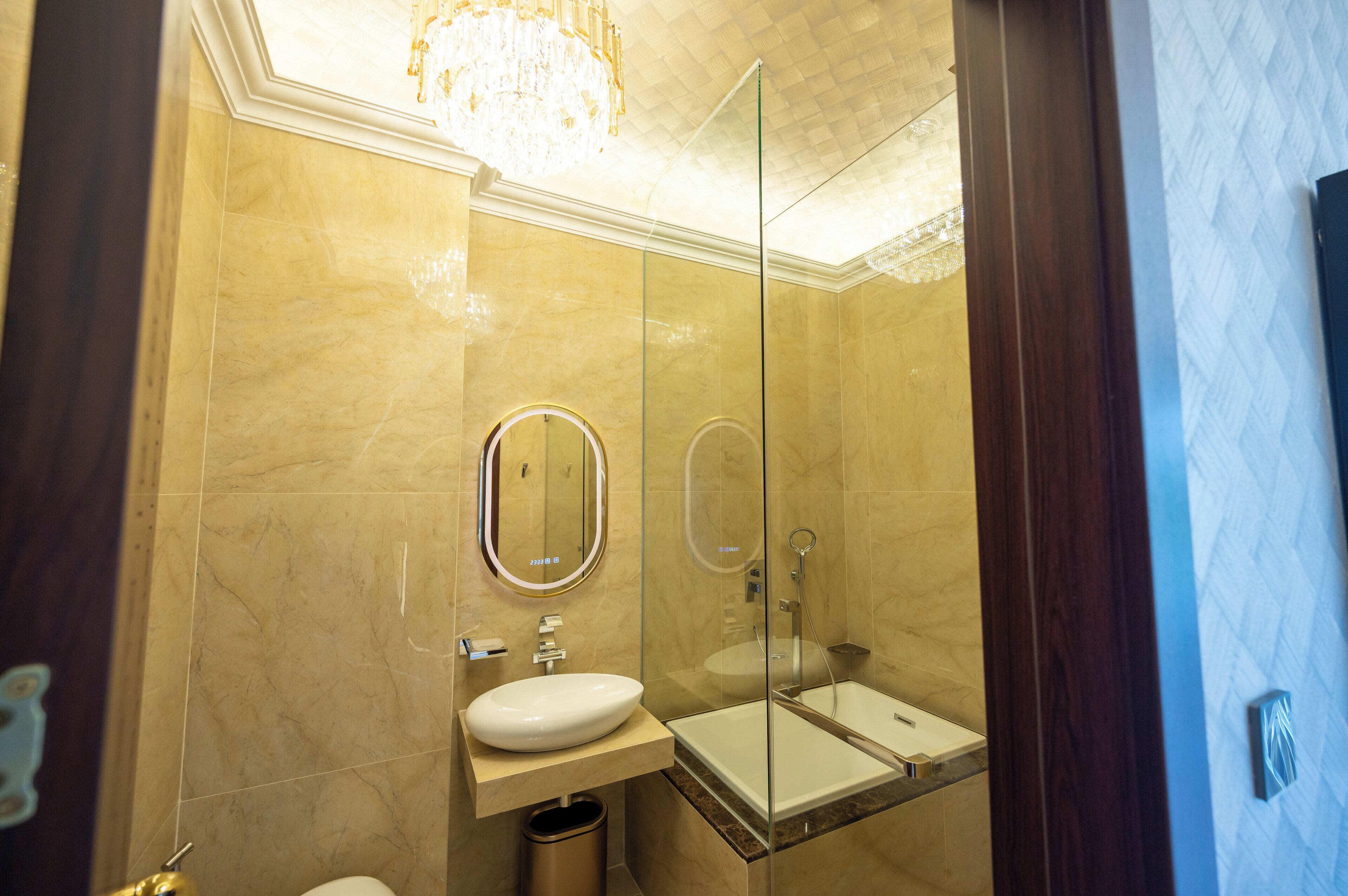 Quarto luxo, 1 cama King, vista para a cidade | Banheiro | Banheira e chuveiro separados, chuveiro com efeito de chuva