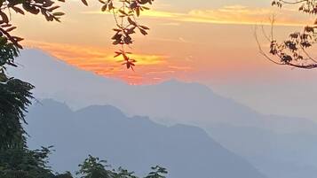 Paisagem montanhosa com um pôr do sol.