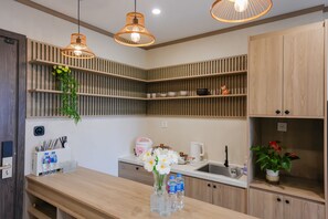 Estúdio, vista para o pátio | Interior