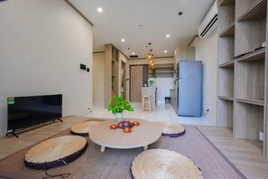 Estúdio, vista para o pátio | Interior