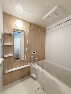 Apartamento família | Banheiro | Banheira e chuveiro separados, secador de cabelo, chinelos 