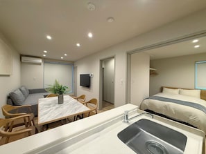 Apartamento família | Escrivaninha, espaço de trabalho para notebook