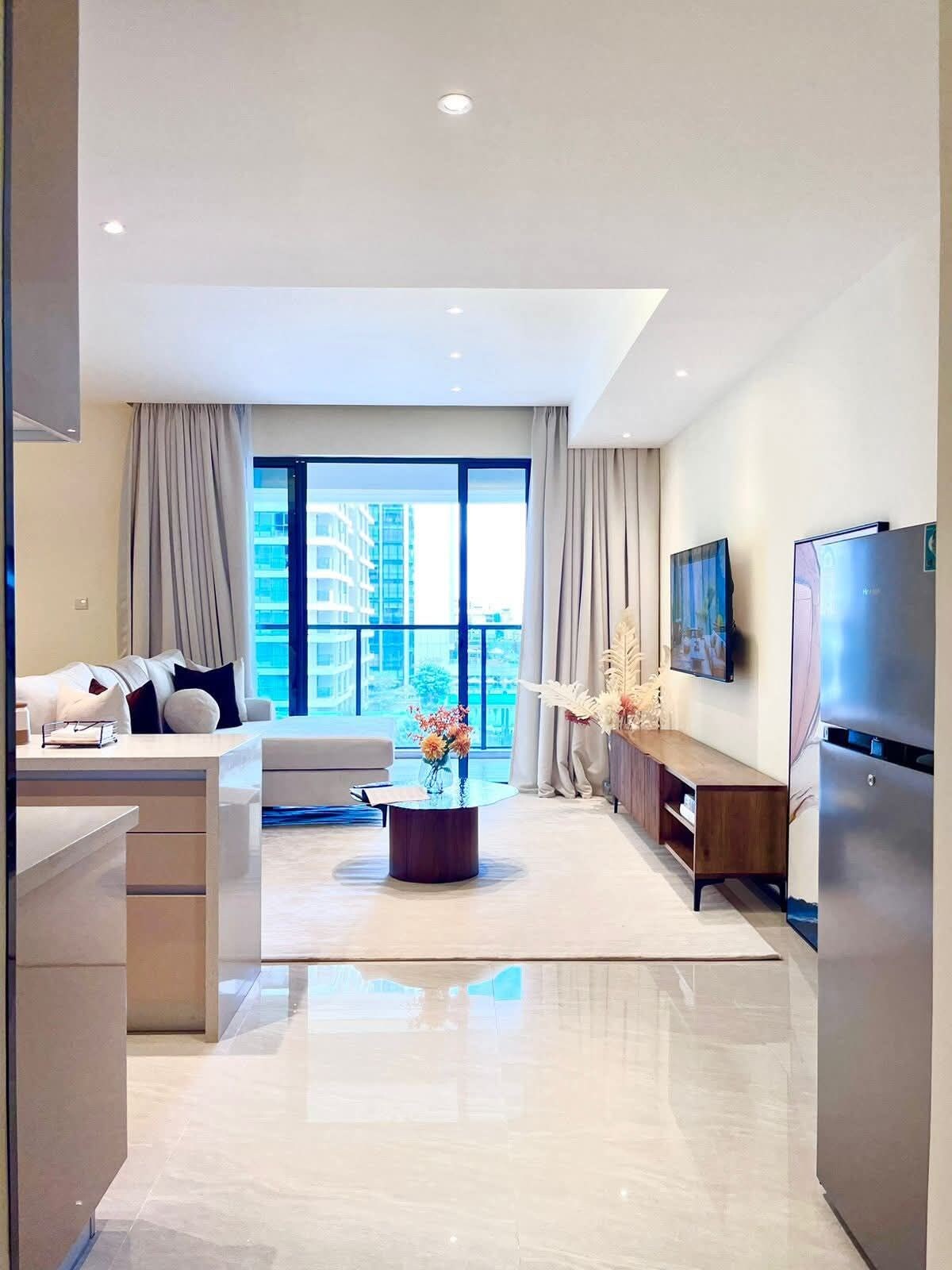 Uma sala de estar moderna com sofá, mesa de centro e televisão.