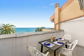 Apartamento Familiar, vários quartos, em frente ao mar (Casa Elisa - Sea Front) | Terraço/pátio interior