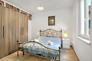 Apartamento Familiar, vários quartos, em frente ao mar (Casa Paolo - Sea Front) | 2 quartos, roupa de cama fornecida 