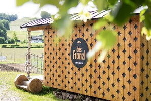 Uma estrutura de madeira com uma placa que diz 'das Franzl Tiny House'.