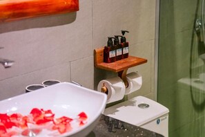 Quarto Duplo, varanda, vista para a praia | Casa de banho