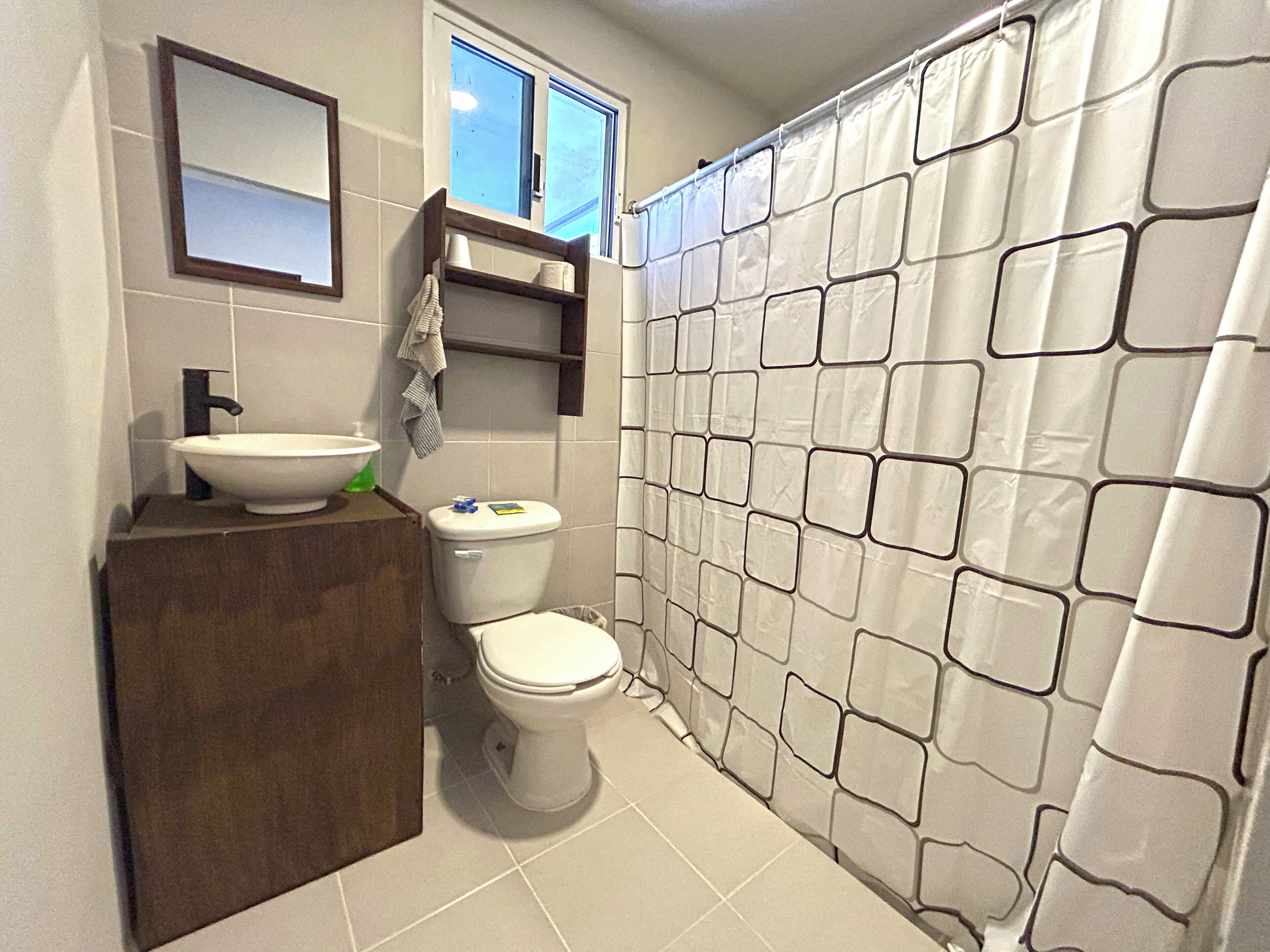Quarto Clássico | Casa de banho | Artigos de higiene pessoal grátis, toalhas fornecidas, sabão, champô 