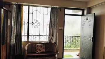 Quarto Triplo Standard, varanda, vista para a montanha | Interior