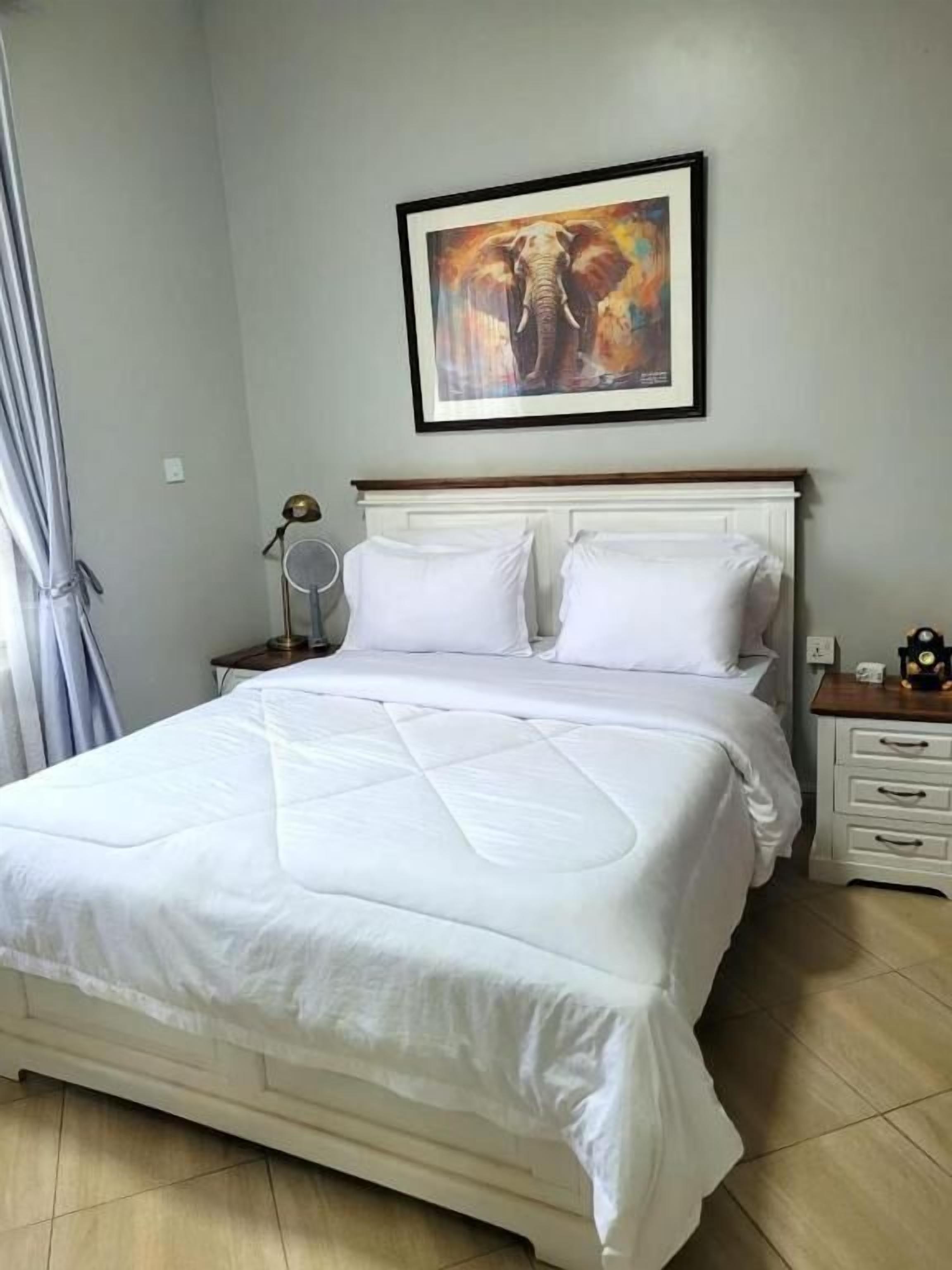 Cofres nos quartos, cortinas blackout, ferros/tábuas de passar roupa