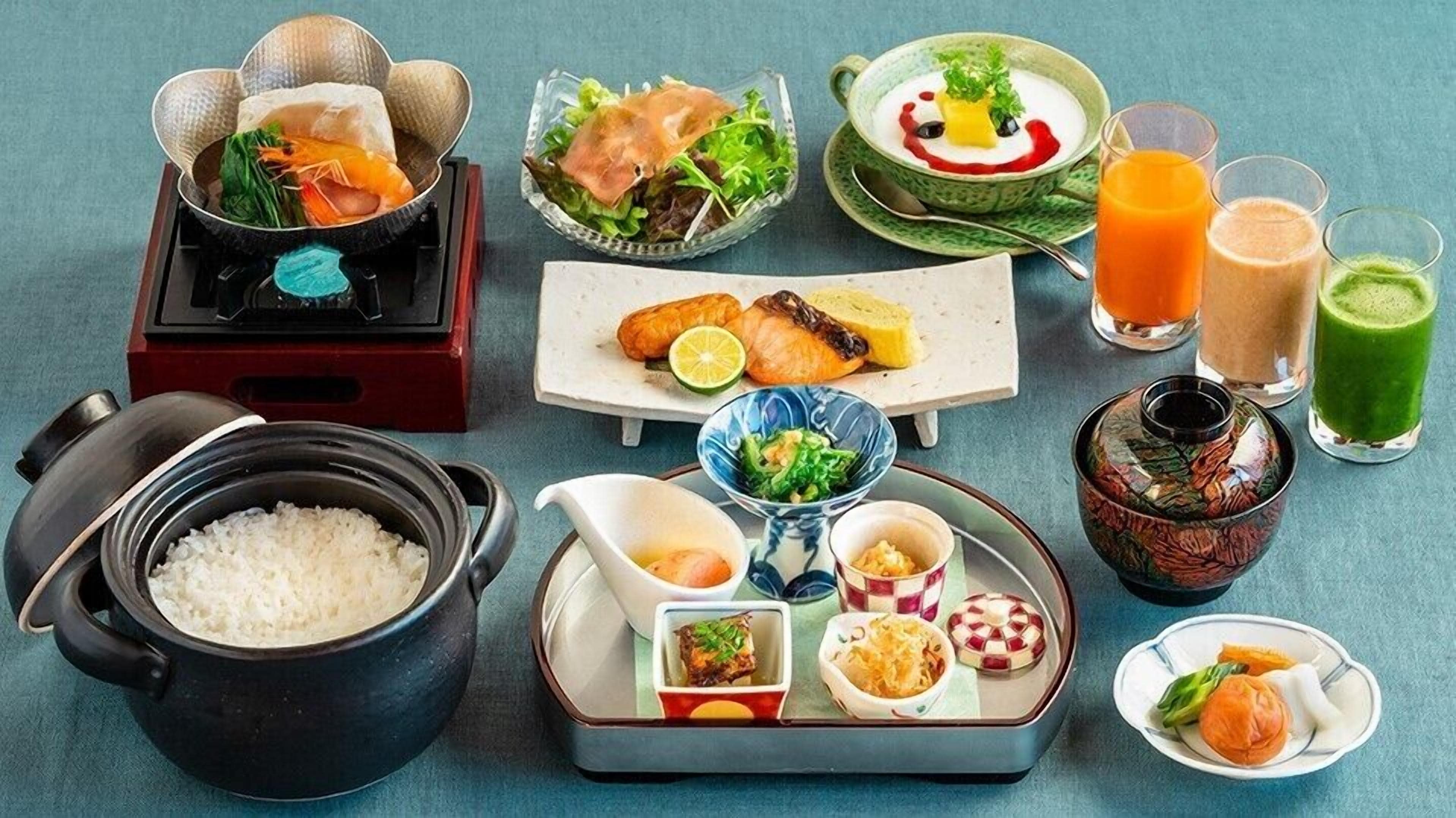 Uma refeição japonesa tradicional com diversos pratos e bebidas.