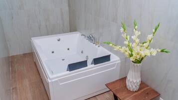 Suíte estúdio conforto, para não fumantes | Banheiro | Secador de cabelo, sabonete, papel higiênico