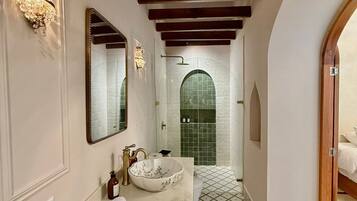 Quarto Premium | Casa de banho | Um secador de cabelo, toalhas fornecidas, sabão, champô