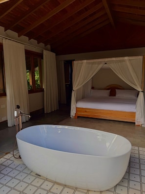 Suite Presidencial, varanda, vista para a montanha | Casa de banho | Um secador de cabelo, toalhas fornecidas, sabão, champô 