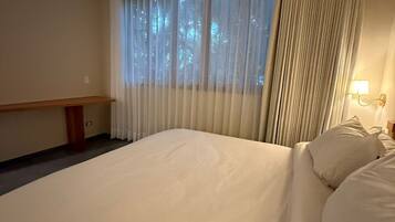 Quarto Standard | Secretária, cortinas/cortinados opacos