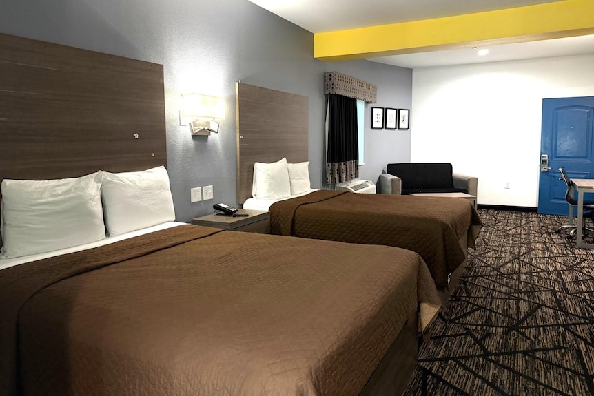 Affordable Room W/ 2 Queen Beds | 8.8 Miles To Iah Airport | Free Parking - Houston, TX