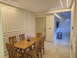 Apartamento clássico, vista para a cidade | Opções para refeição