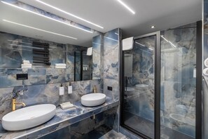 Quarto Duplo Superior | Casa de banho | Um polibã, um secador de cabelo, chinelos, toalhas fornecidas 