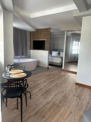Quarto Deluxe | Edredões de penas, cofre no quarto, com mobília individualizada