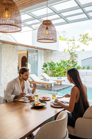 Vila, 2 quartos, piscina particular | Área de estar | Smart TV 55 polegadas com canais digitais