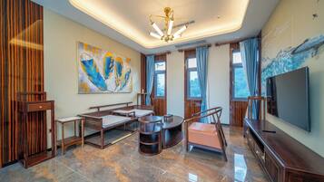 Villa Premier, vista para a colina | Sala de estar | Televisor LED de 32 polegadas com canais via satélite