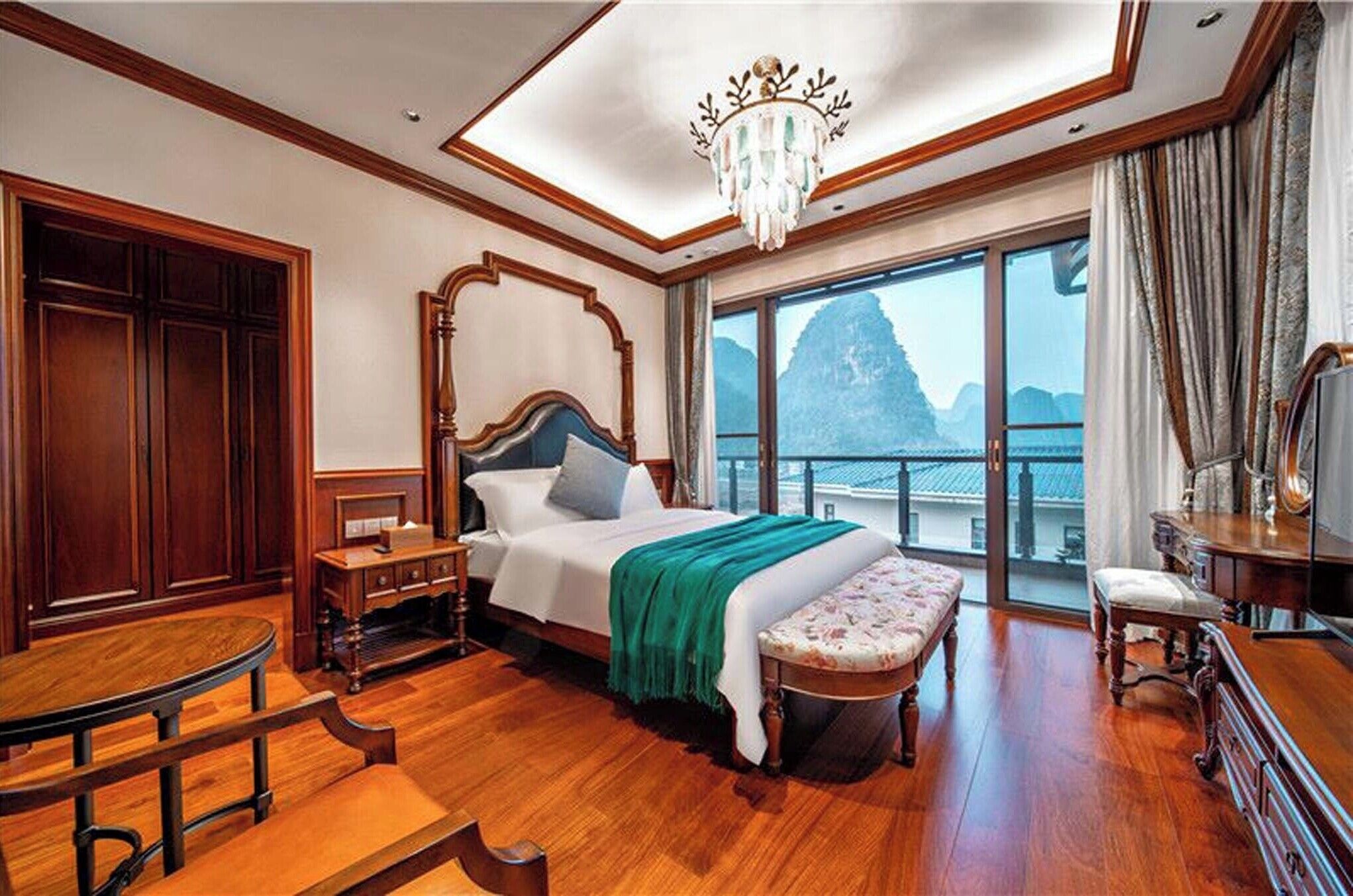 Villa Superior, vista para a colina | Secretária, secretária adequada para computadores portáteis 