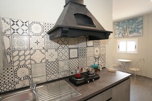 Estúdio luxo, 1 cama Queen, vista para o mar | Cozinha privada