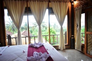 Quarto casal luxo, sacada, vista para o jardim | Escrivaninha, Wi-Fi de cortesia