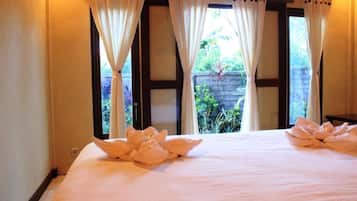 Quarto casal standard, sacada, vista para o pátio | Escrivaninha, Wi-Fi de cortesia