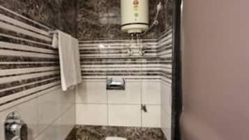Quarto premium, vista para o vale | Banheiro | Chuveiro, toalhas de banho, sabonete, shampoo