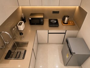 Um frigorífico, um micro-ondas, uma máquina de lavar louça