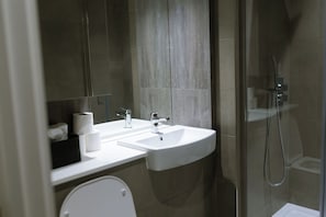 Apartamento, 2 quartos, sacada, vista para a cidade | Banheiro