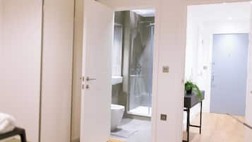 Apartamento, 2 quartos, sacada, vista para a cidade | Banheiro