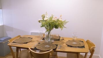 Apartamento, 2 quartos, sacada, vista para a cidade | Sala de jantar