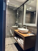 Quarto Duplo Deluxe, vista para o mar | Casa de banho