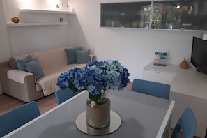 Vila, 2 quartos, varanda, vista para o jardim | Sala de estar