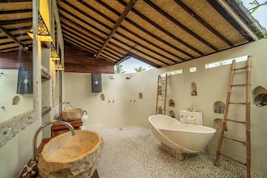 Villa, 2 quartos, piscina privativa | Casa de banho | Um secador de cabelo, toalhas fornecidas, sabão, champô 