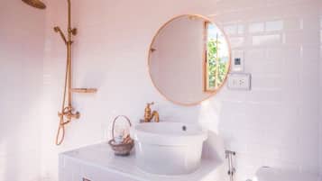 Quarto superior, 1 cama King | Banheiro