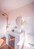 Quarto superior, 1 cama King | Banheiro