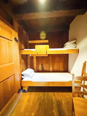 Quarto Quádruplo Básico | Roupa de cama fornecida 