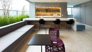 Uma cozinha moderna com área de bar, espaço para sentar e vista para a cidade.
