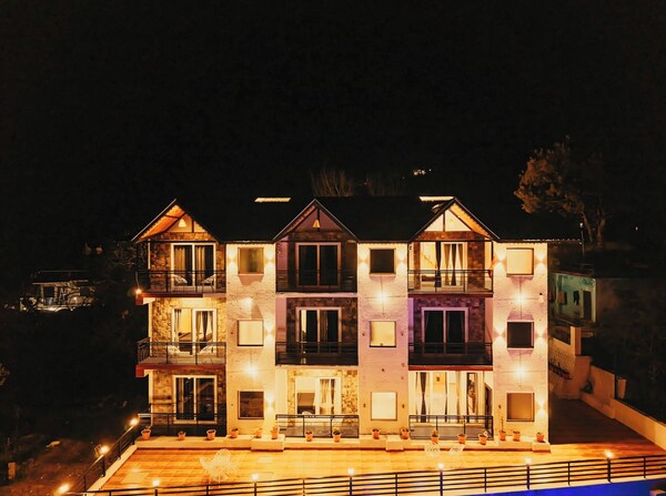 Premium Hotel Blue P-i-n-e Palace - Uttarakhand