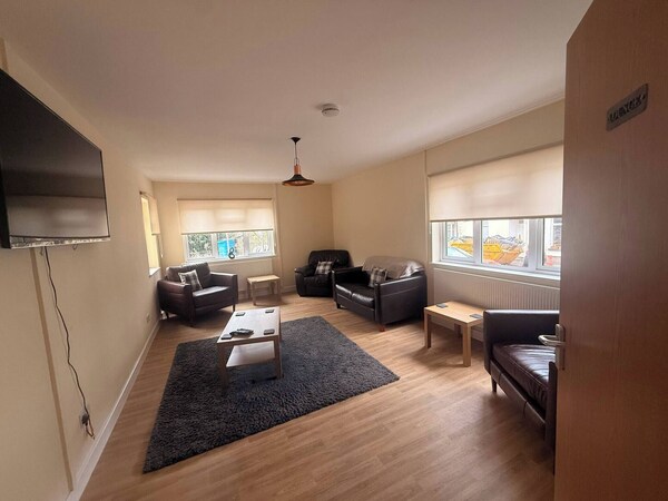 Full House Roomy Bnb - South Wales