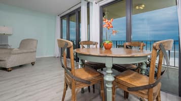 Apartamento Signature em Condomínio Fechado, 1 quarto, varanda, vista para a praia | Refeições no quarto