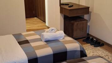 Quarto casal | Escrivaninha, ferros/tábuas de passar roupa, Wi-Fi de cortesia
