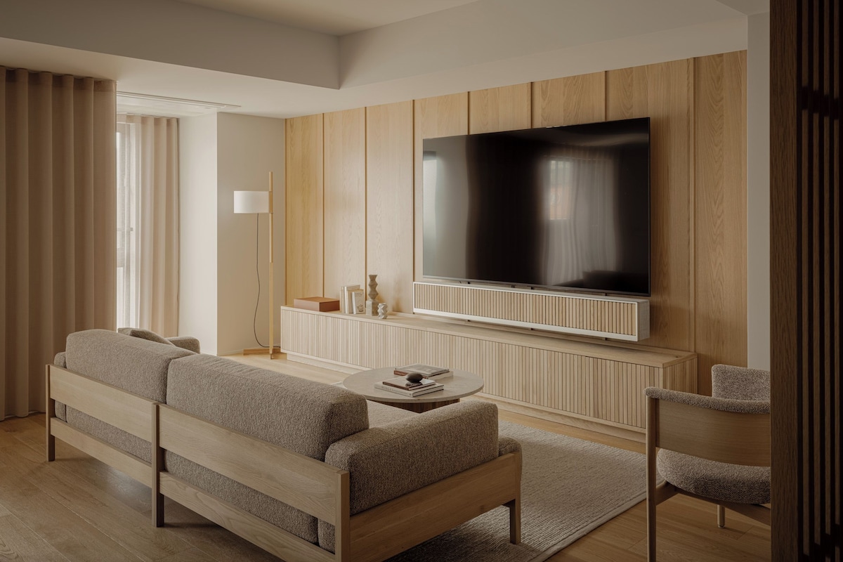 Penthouse de Luxo, Vista para a cidade | Sala de estar | Televisor LCD de 43 polegadas com canais digitais 