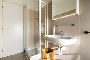 Apartamento conforto, sacada | Banheiro | Chuveiro, secador de cabelo, toalhas de banho, sabonete