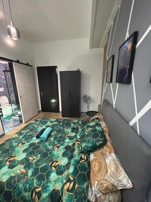 Quarto casal luxo | Escrivaninha, ferros/tábuas de passar roupa, Wi-Fi de cortesia