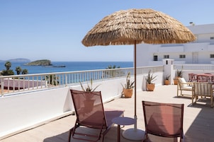 Apartamento superior, 2 quartos, vista para o mar, na torre | Terraço/pátio